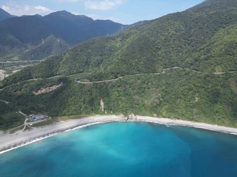 粉鳥林附近的海域相當的美麗。 爆廢公社 爆料公社