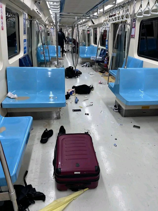 （影）北捷車廂中男持傘敲擊設施！乘客驚慌逃出，混亂中釀1人受傷.....北捷出面說明非隨機攻擊事件 | 爆料公社