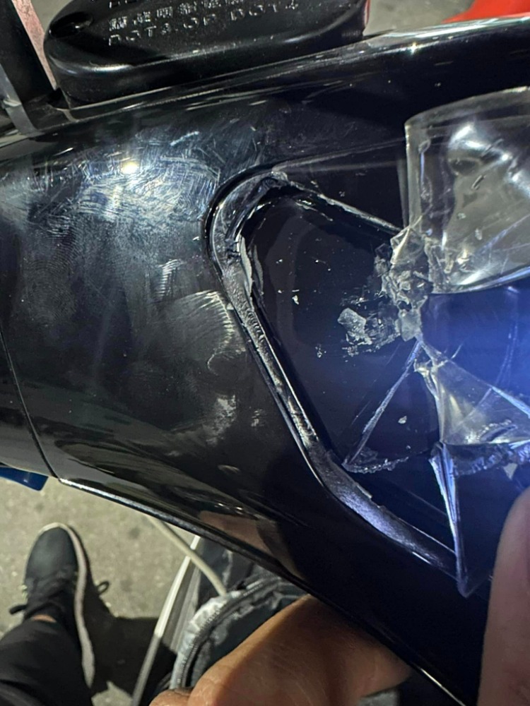 2月初花了97800買了一台光陽 ionex s7新車，卻因側住傾角問題導致車倒造成損毀 | 爆料公社