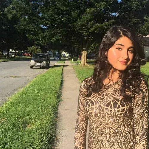 現年17歲的美國阿富汗裔少女弗羅沙·阿齊茲（Feroza Aziz）近日在一則看似要教粉絲如何拉長睫毛，進行美妝教學的視頻中，話鋒突然一轉要求 ...