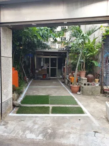 公平居住正義如何得以伸張？？？ 這是我所住的新店安華社區社區 一樓多戶住戶長期佔用法定車位及空地 我已多次向工務局檢舉 但一直無法得到合理的