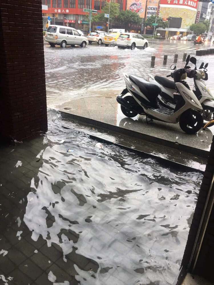 Wang Ting Hui 在 爆廢公社發文 高雄中正中華交叉 高雄游泳池~~~希望趕快退潮! 大家行車安全 尤其是外送人員 😊 辛苦了 ...