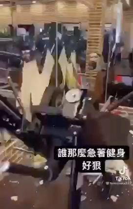 社員Drake Lin發表於爆廢公社 這位急著去健身 機車是不是停太裡面了？ | 爆料公社