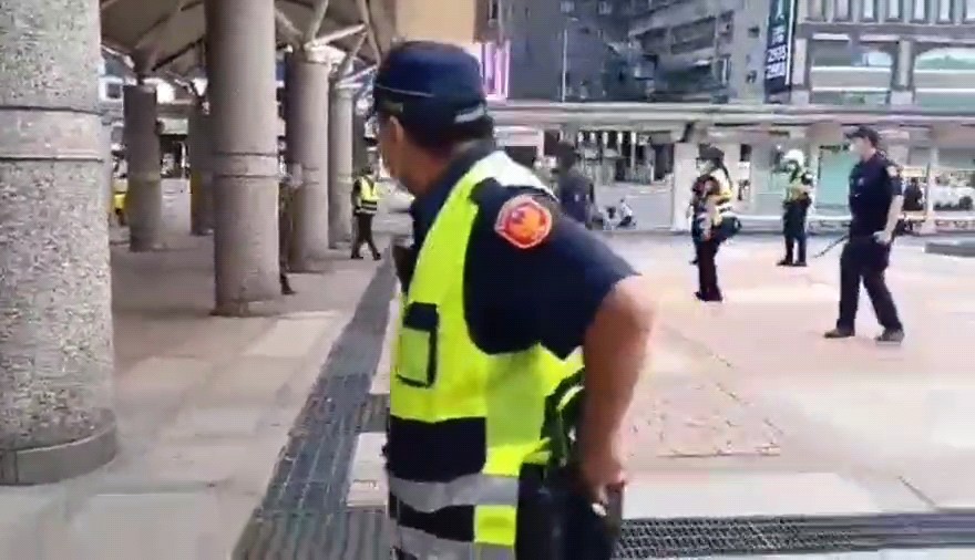 遊民閒晃北車未戴口罩，遭勸導竟持刀砍警！ https://www.bc3ts.net/post/37919 | 爆料公社