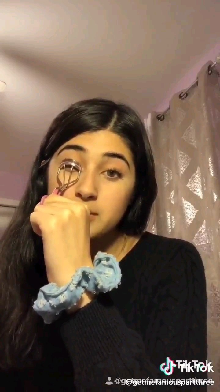 現年17歲的美國阿富汗裔少女弗羅沙·阿齊茲（Feroza Aziz）近日在一則看似要教粉絲如何拉長睫毛，進行美妝教學的視頻中，話鋒突然一轉要求 ...