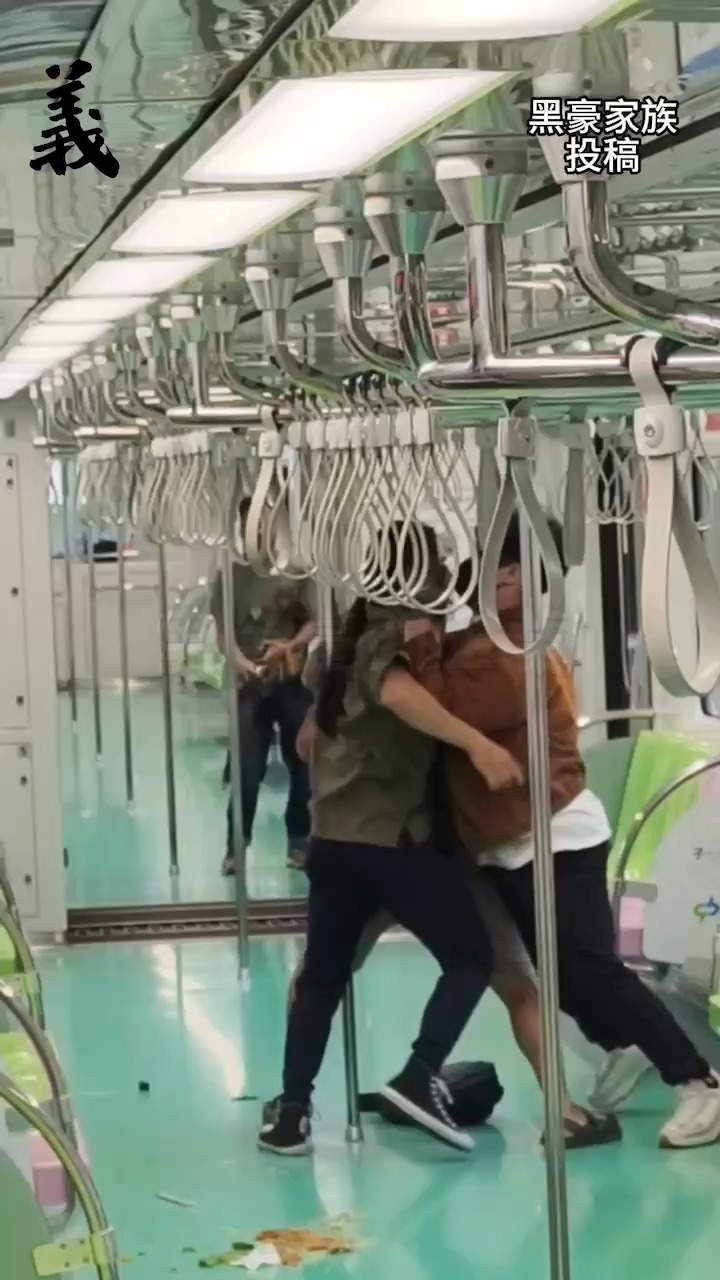 快訊/中捷車廂驚傳砍人事件！事發驚悚畫面曝 4人受傷送醫 | 爆料公社
